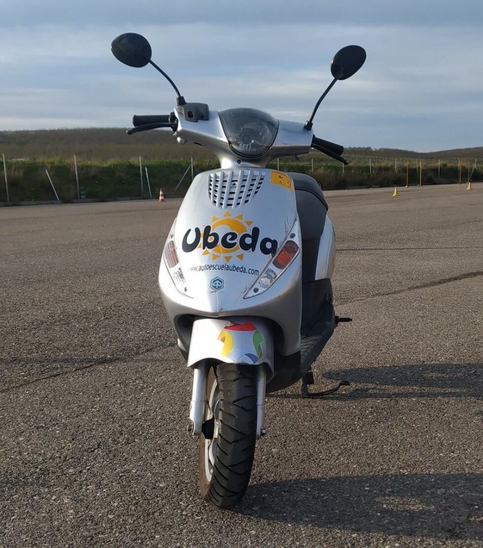 Consigue tu carnet de ciclomotor AM en Córdoba | Autoescuela Úbeda